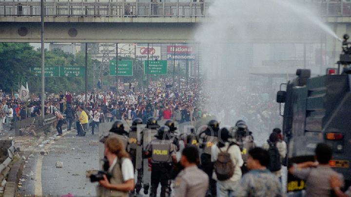 26 Tahun Tragedi Semanggi II: Gas Air Mata dan Peluru AparatBungkam ...