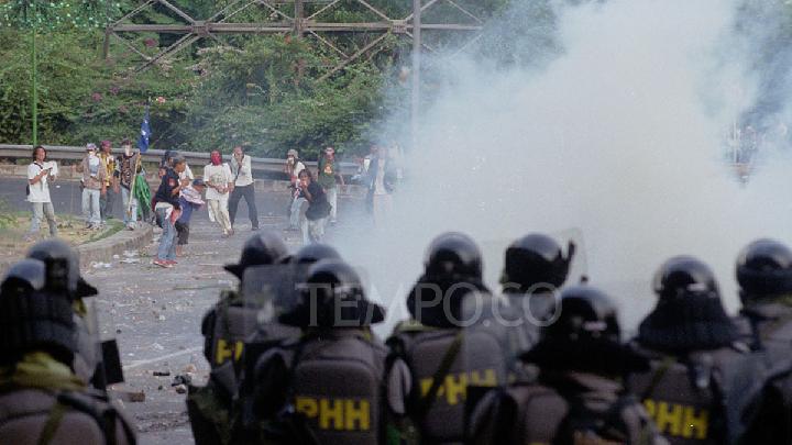 26 Tahun Tragedi Semanggi II: Gas Air Mata dan Peluru AparatBungkam ...