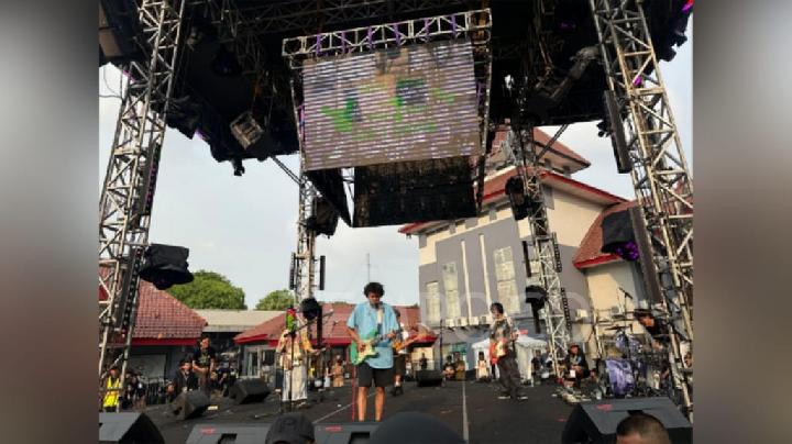Dongker Hidupkan Panggung Bersama Jason Ranti di Synchronize Fest 2025 ...