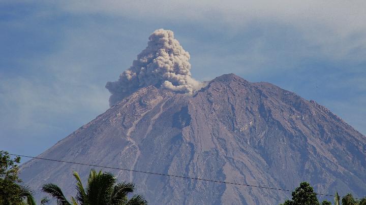 Mount Semeru Erupts Eight Times, Ash Clouds Reach 700 Meters - foto En ...