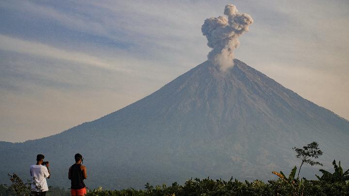 Mount Semeru Erupts Eight Times, Ash Clouds Reach 700 Meters - foto En ...