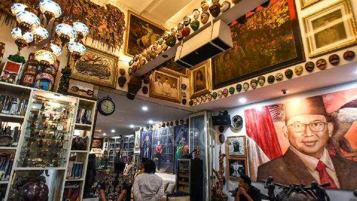 Koleksi Benda Bersejarah di Fadli Zon 'Library' | tempo.co