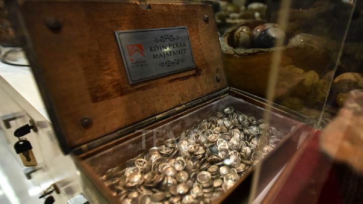 Koleksi Benda Bersejarah di Fadli Zon 'Library' | tempo.co