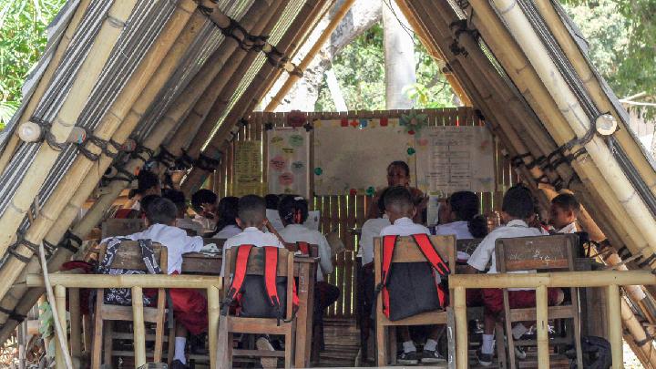 Mount Lewotobi Eruption Survivors Continue Schooling in Temporary ...