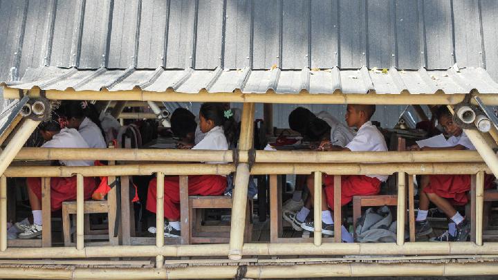 Mount Lewotobi Eruption Survivors Continue Schooling in Temporary ...