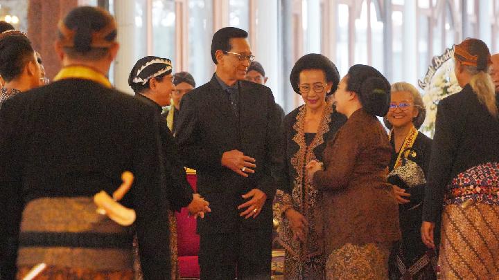 Sri Sultan Hamengku Buwono X Melayat Jenazah Paku Buwono XIII | tempo.co