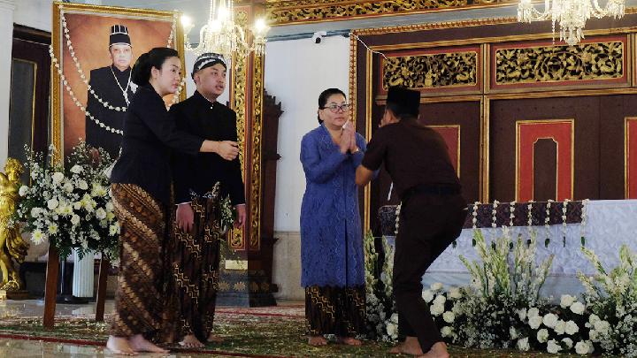 Sri Sultan Hamengku Buwono X Melayat Jenazah Paku Buwono XIII | tempo.co