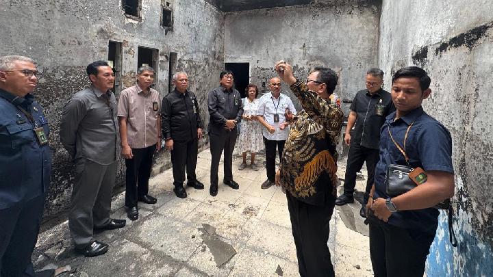 Jubir MA Berkunjung ke Rumah Hakim Khamozaro Waruwu yang Terbakar | tempo.co