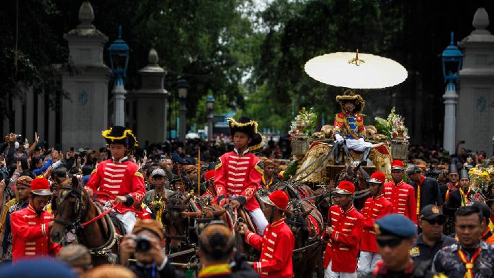 Upacara Raja Paku Buwono XIV di Surakarta | tempo.co