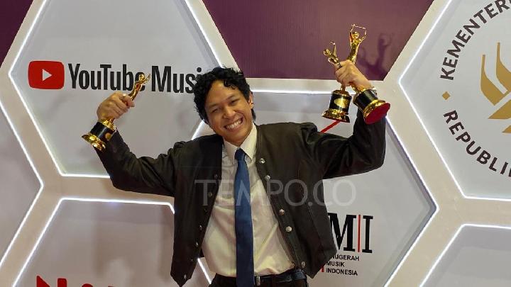 Baskara Putra Terima 3 Piala AMI Awards 2025 dari Hindia dan .Feast ...