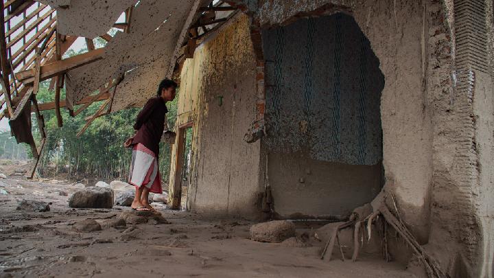Hundreds Flee Homes After Mount Semeru Erupts - foto En.tempo.co