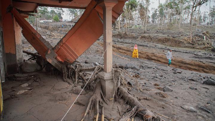 Hundreds Flee Homes After Mount Semeru Erupts - foto En.tempo.co