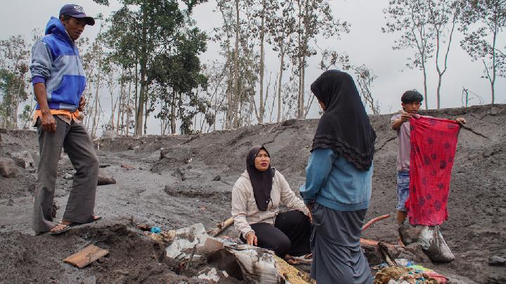 Hundreds Flee Homes After Mount Semeru Erupts - foto En.tempo.co