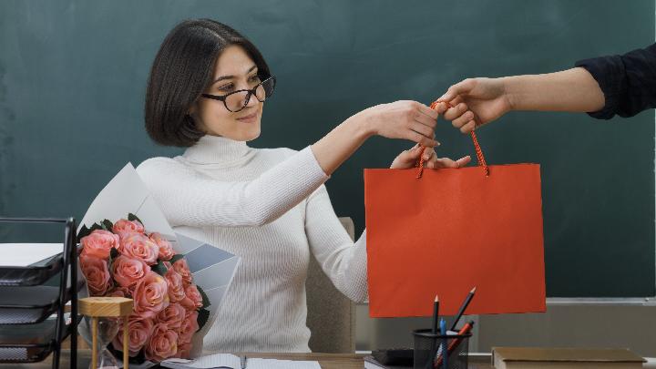 Inspirasi Kado Hari Guru 2025 Saat Promo Payday | tempo.co