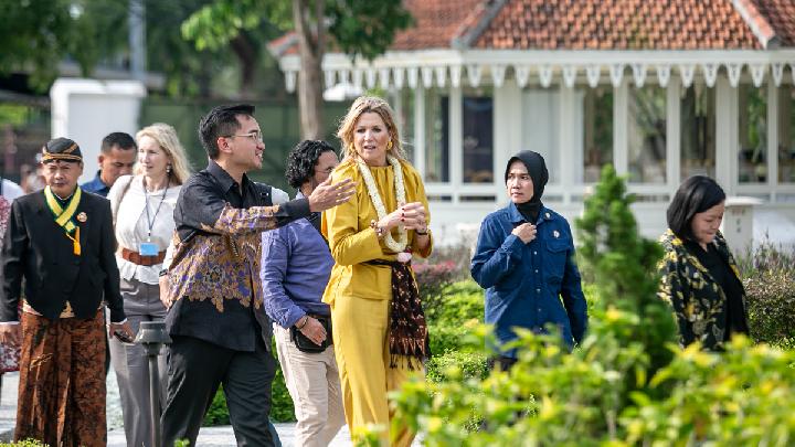 Ratu Maxima Mencoba Membatik Ketika Kunjungannya ke Solo | tempo.co