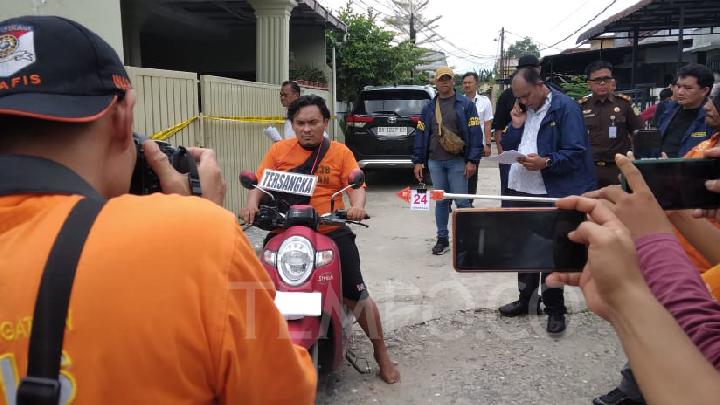 Polisi Gelar Rekonstruksi Pembakaran Rumah Hakim Khamozaro Waruwu ...