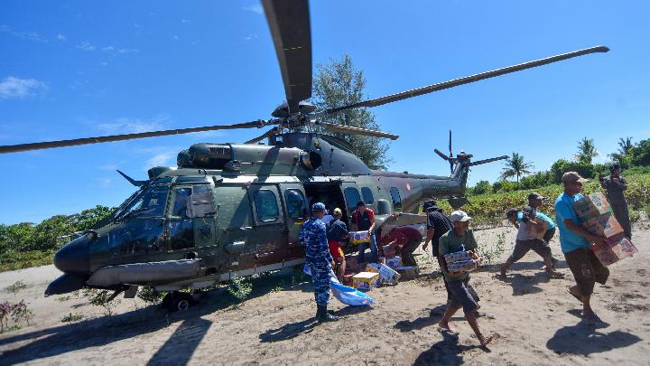 TNI AU Distribusikan Bantuan ke Daerah Terisolir di Agam | tempo.co
