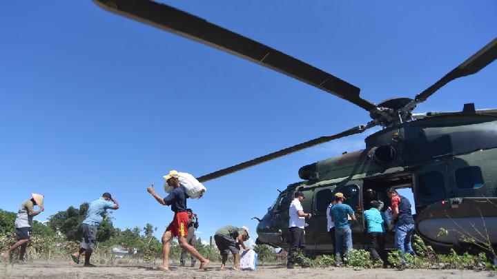 TNI AU Distribusikan Bantuan ke Daerah Terisolir di Agam | tempo.co