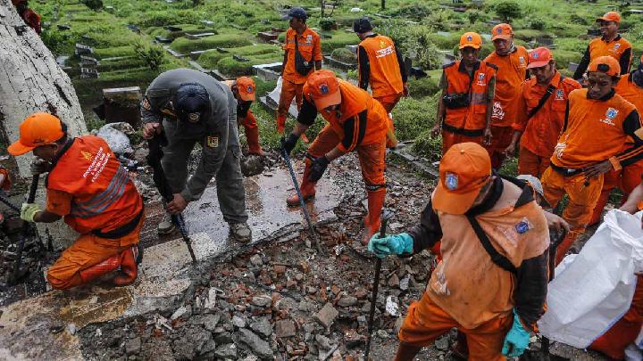 Penertiban Lapak Usaha di TPU Kober Rawa Bunga | tempo.co