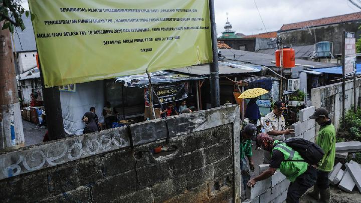 Penertiban Lapak Usaha di TPU Kober Rawa Bunga | tempo.co