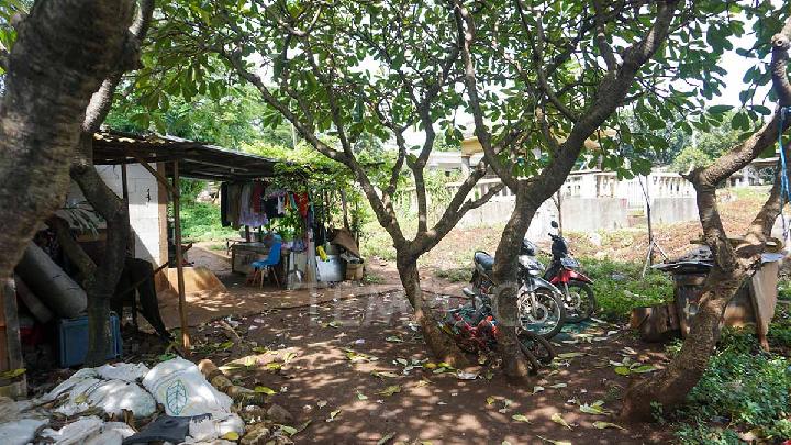 Penertiban Lapak Usaha di TPU Kober Rawa Bunga | tempo.co