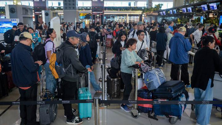Pemudik Memadati Bandara Soekarno Hatta | tempo.co