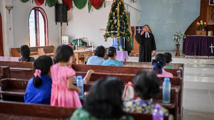Korban Banjir Bandang Tapanuli Tengah Ikuti Ibadah Sebelum Natal | tempo.co