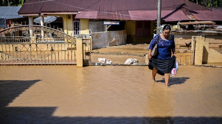 Korban Banjir Bandang Tapanuli Tengah Ikuti Ibadah Sebelum Natal | tempo.co