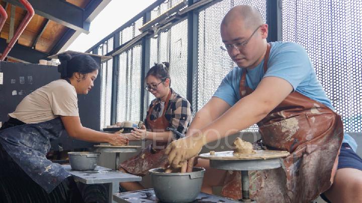 Membuat Kerajinan Tanah Liat di Lost in Clay Pottery Studio | tempo.co