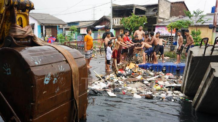 Floods Inundate Pegangsaan Dua, Jakarta - foto En.tempo.co