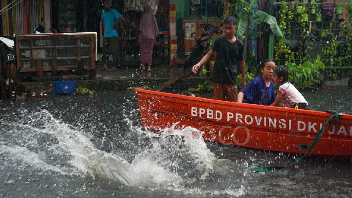 Floods Inundate Pegangsaan Dua, Jakarta - foto En.tempo.co