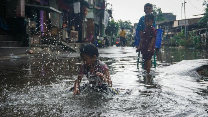 Floods Inundate Pegangsaan Dua, Jakarta - foto En.tempo.co