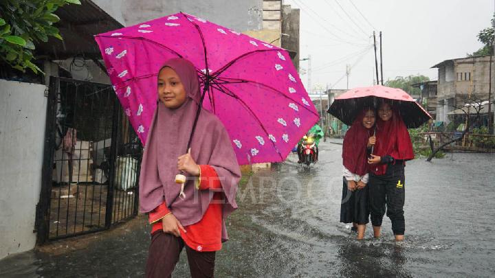Floods Inundate Pegangsaan Dua, Jakarta - foto En.tempo.co