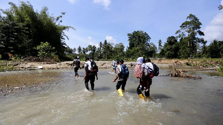 Jembatan Rusak, Brimob Gendong Siswa Menyeberangi Sungai | tempo.co