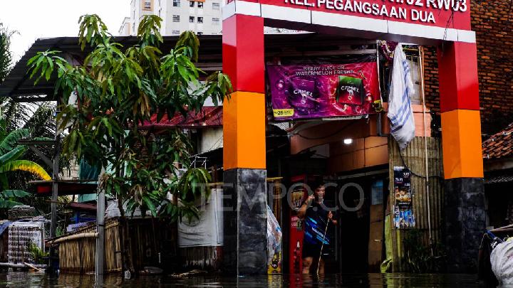 Banjir Rendam Permukiman Pegangsaan Dua | tempo.co