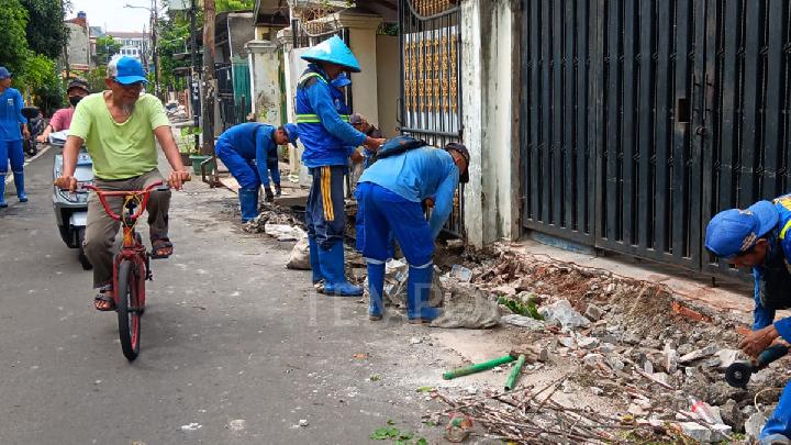 Bersih-bersih Selokan untuk Mencegah Banjir | tempo.co