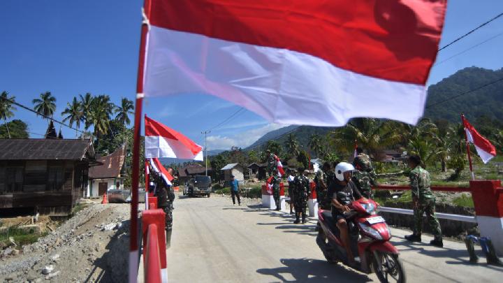 TNI Merampungkan Empat Jembatan Armco di Agam | tempo.co