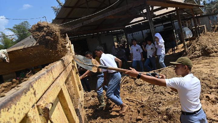Students Clean Mud From Homes After North Sumatra Flooding - foto En ...