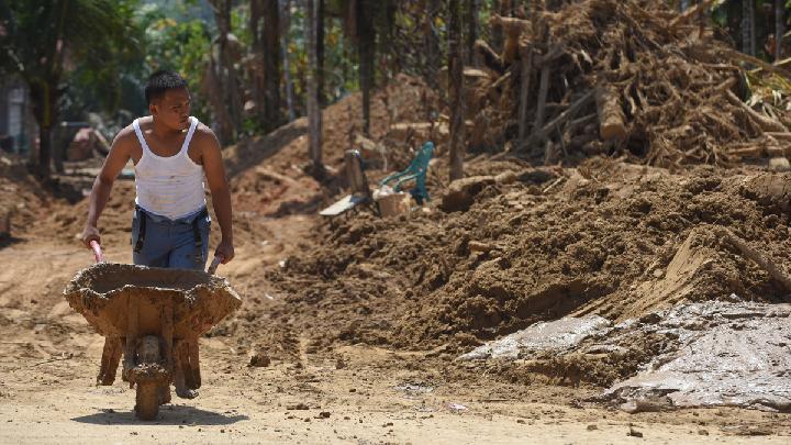 Students Clean Mud From Homes After North Sumatra Flooding - foto En ...