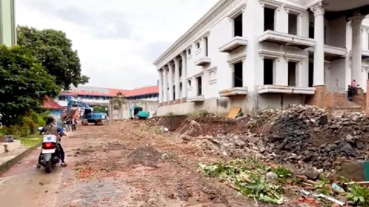 Penyebab Pagar Tembok Roboh Menimpa Halaman SMP 182 Jakarta | tempo.co