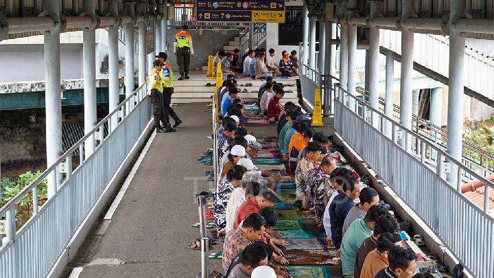 Potret Salat Jumat di Peron Stasiun Kampung Bandan | tempo.co