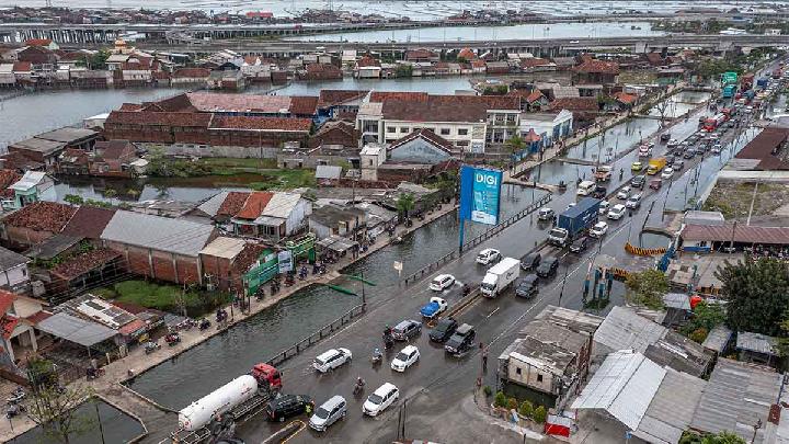 Sayung Tidal Floods in Central Java Paralyze Pantura Road with 4 km ...