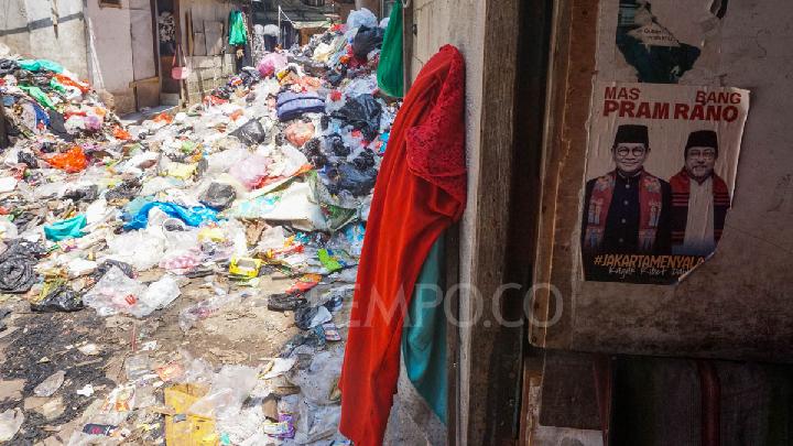 Tumpukan Sampah di Jalan Menuju Rusun Angke Tambora | tempo.co