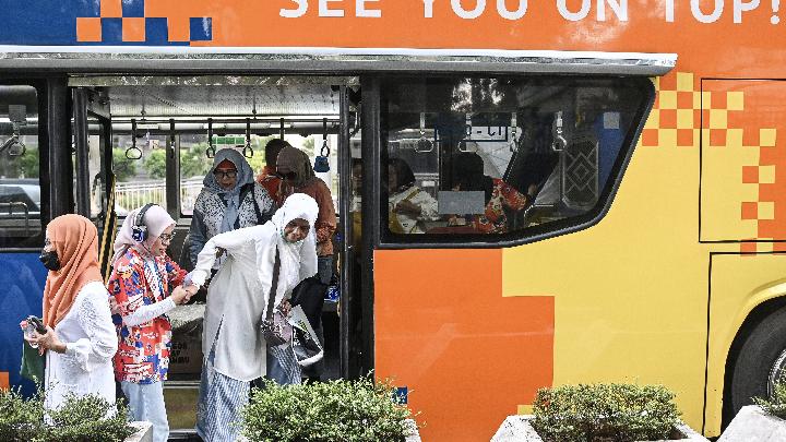 Keseruan Para Lansia Naik Bus Open Top Tour Jakarta Skyline | tempo.co
