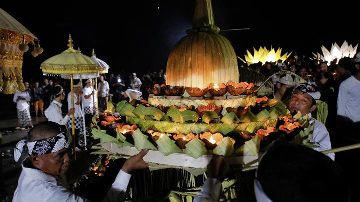 Ritual Larung Pelita Menyambut Trisuci Waisak | tempo.co