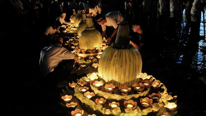 Ritual Larung Pelita Menyambut Trisuci Waisak | tempo.co