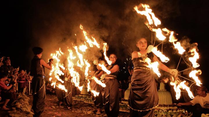 Ritual Larung Pelita Menyambut Trisuci Waisak | tempo.co