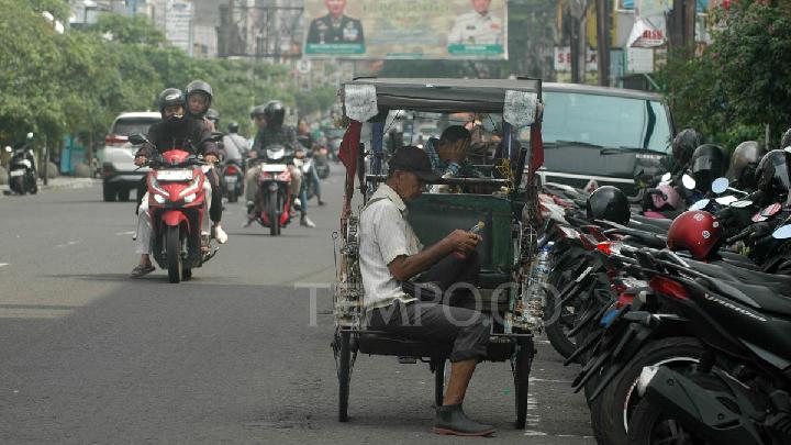 Nasib Penarik Becak di Tengah Gempuran Ojek Online | tempo.co