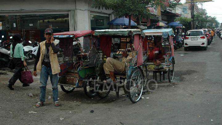 Nasib Penarik Becak di Tengah Gempuran Ojek Online | tempo.co