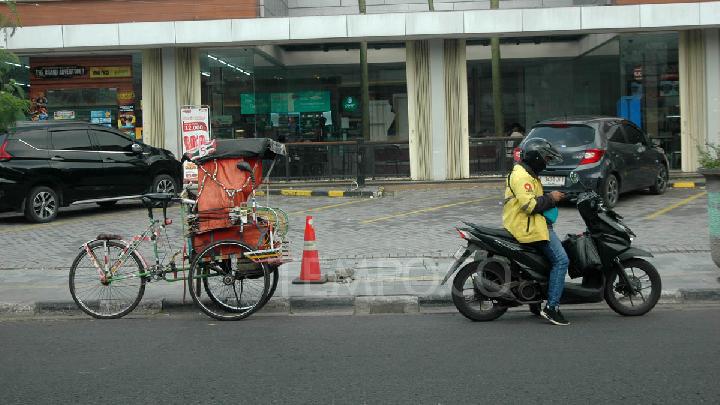 Nasib Penarik Becak di Tengah Gempuran Ojek Online | tempo.co